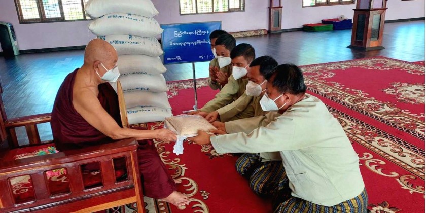 Rice Donation: Staff families of MoHA donate rice for monks | Myanmar International TV